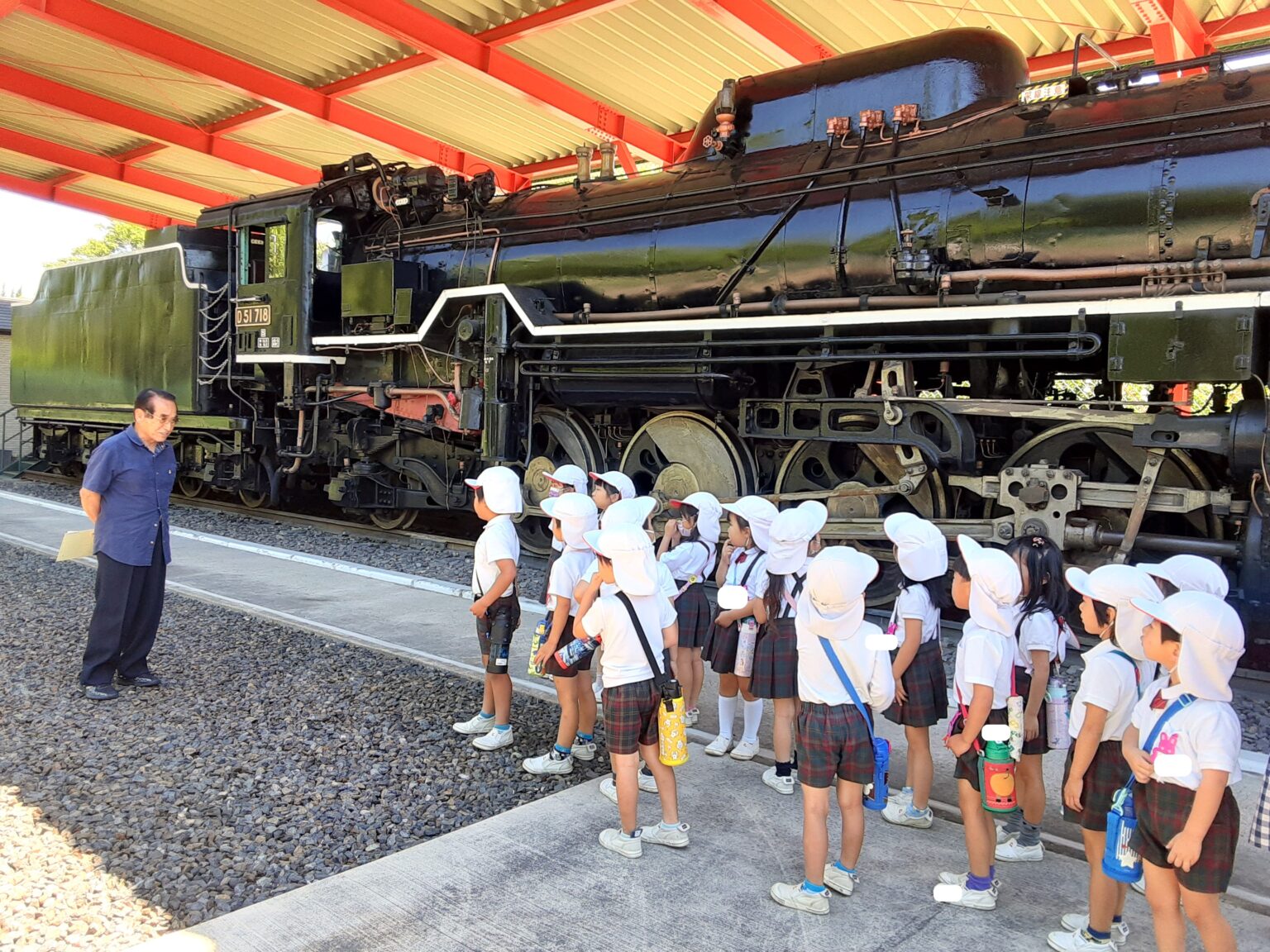 蒸気機関車D51718デゴイチに会いに・・千秋幼稚園 - 明法学園