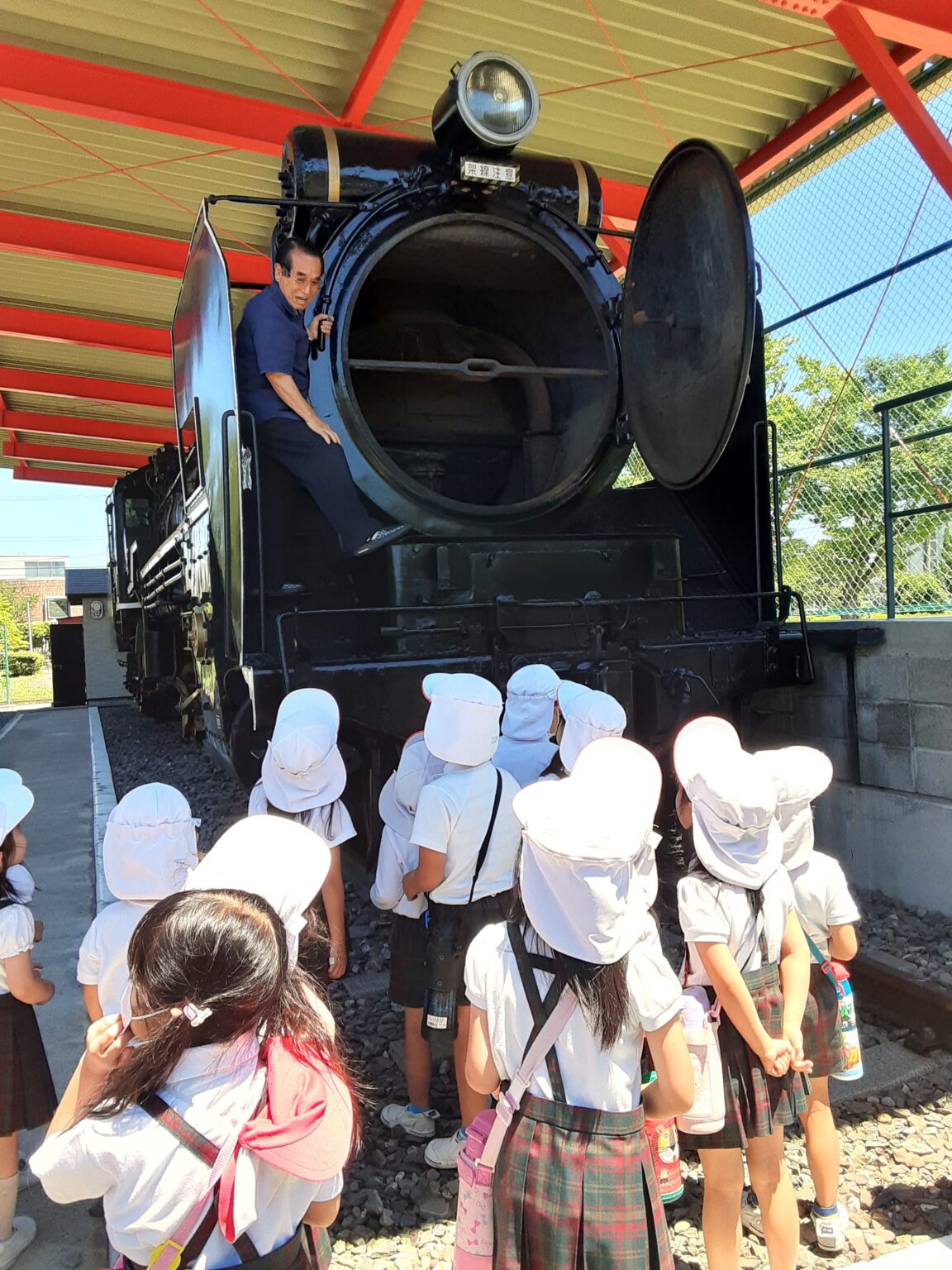 蒸気機関車D51718デゴイチに会いに・・千秋幼稚園 - 明法学園